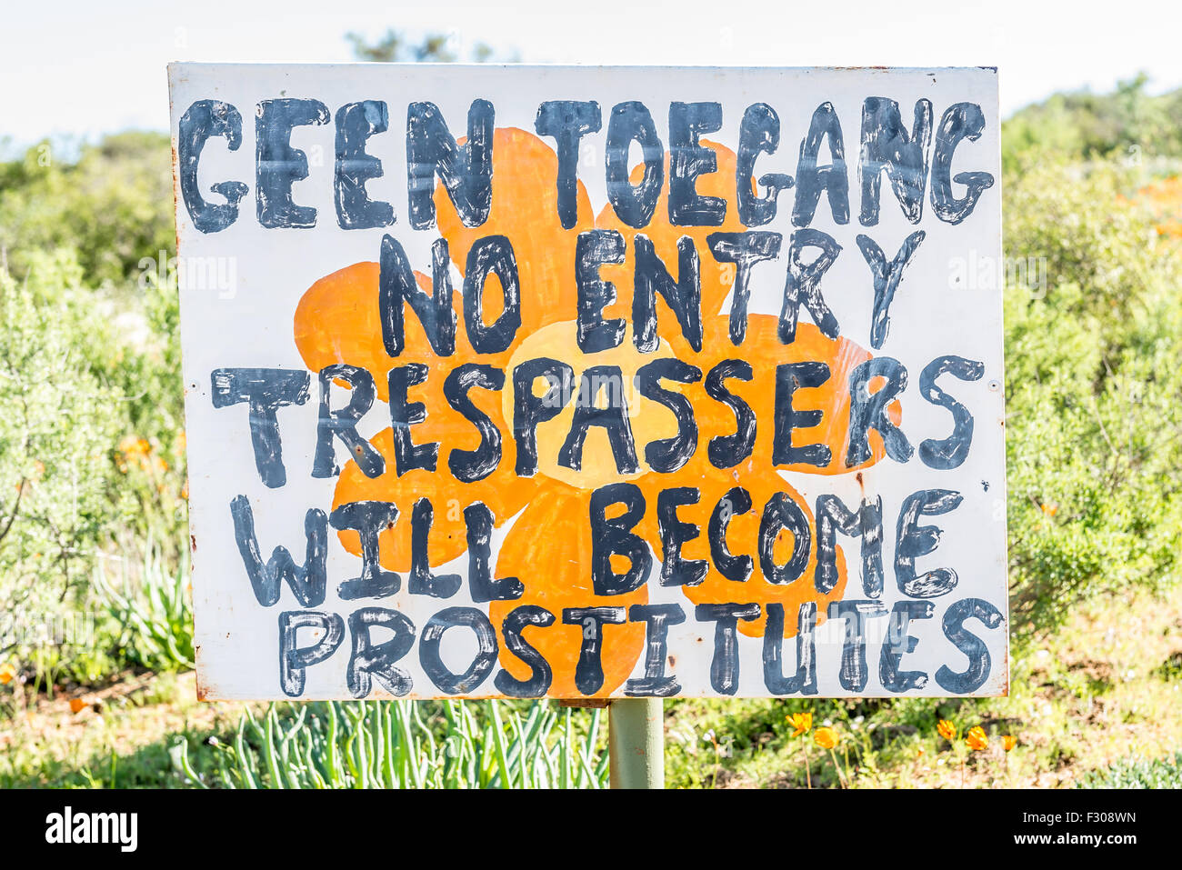 SKILPAD, SOUTH AFRICA - AUGUST 14, 2015: A funny warning sign in the ...