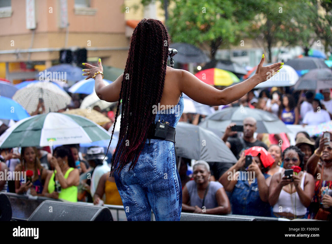 Singer mya hi-res stock photography and images - Alamy