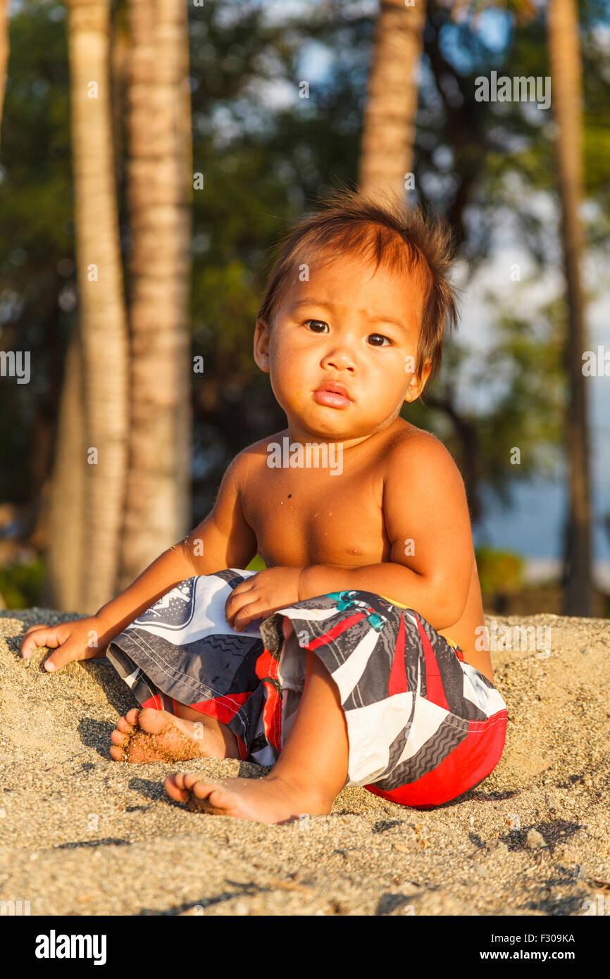 Kids beach sitting hi-res stock photography and images - Alamy