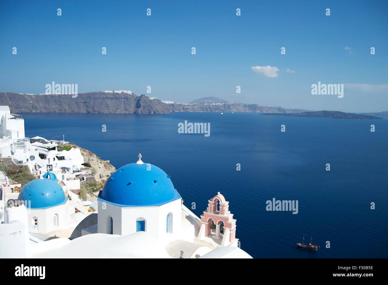 Greek traditional blue white building coast beach Stock Photo - Alamy