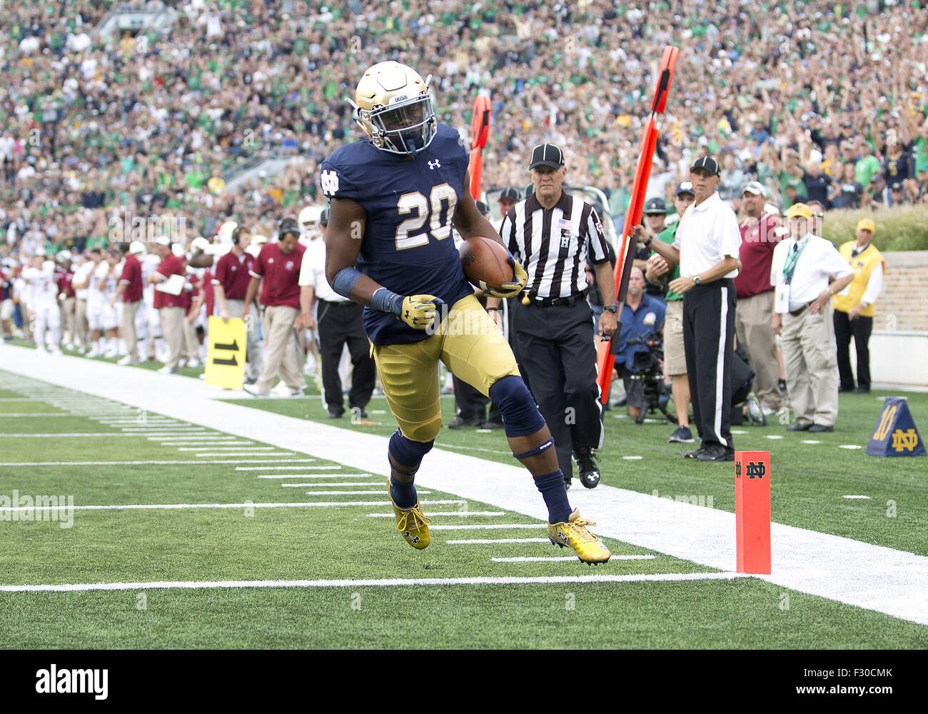 South Bend, Indiana, USA. 26th Sep, 2015. Notre Dame running back C.J ...