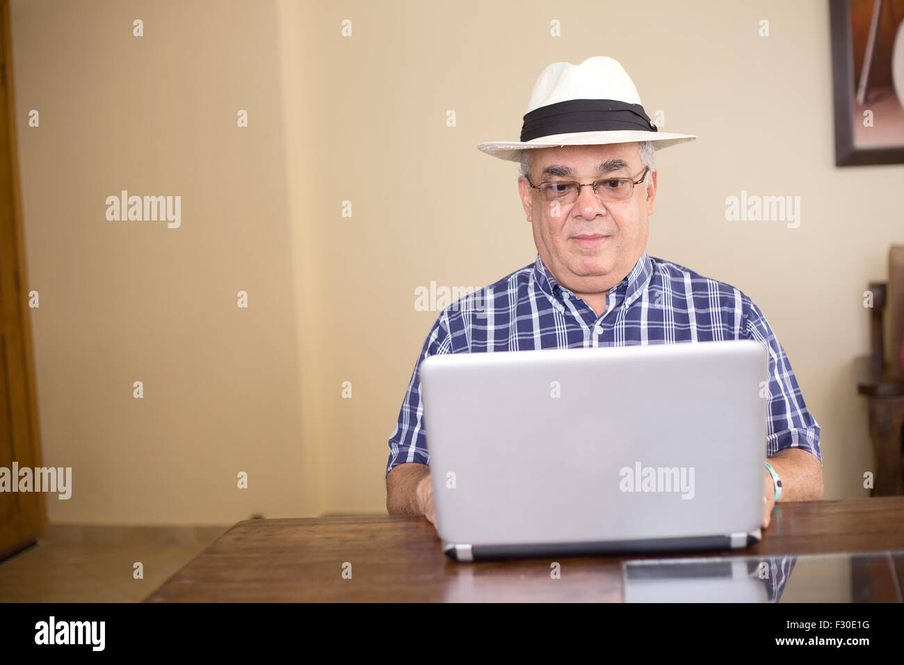 senior man using a computer Stock Photo - Alamy