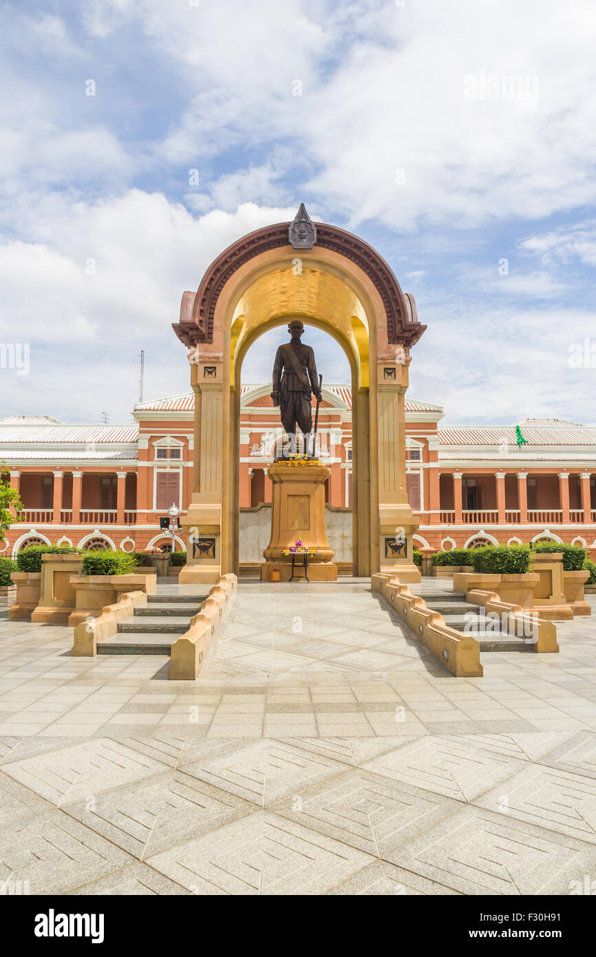 Statue of Phra Bat Somdet Phra Poramenthra Maha Mongkut Phra Chom Klao ...