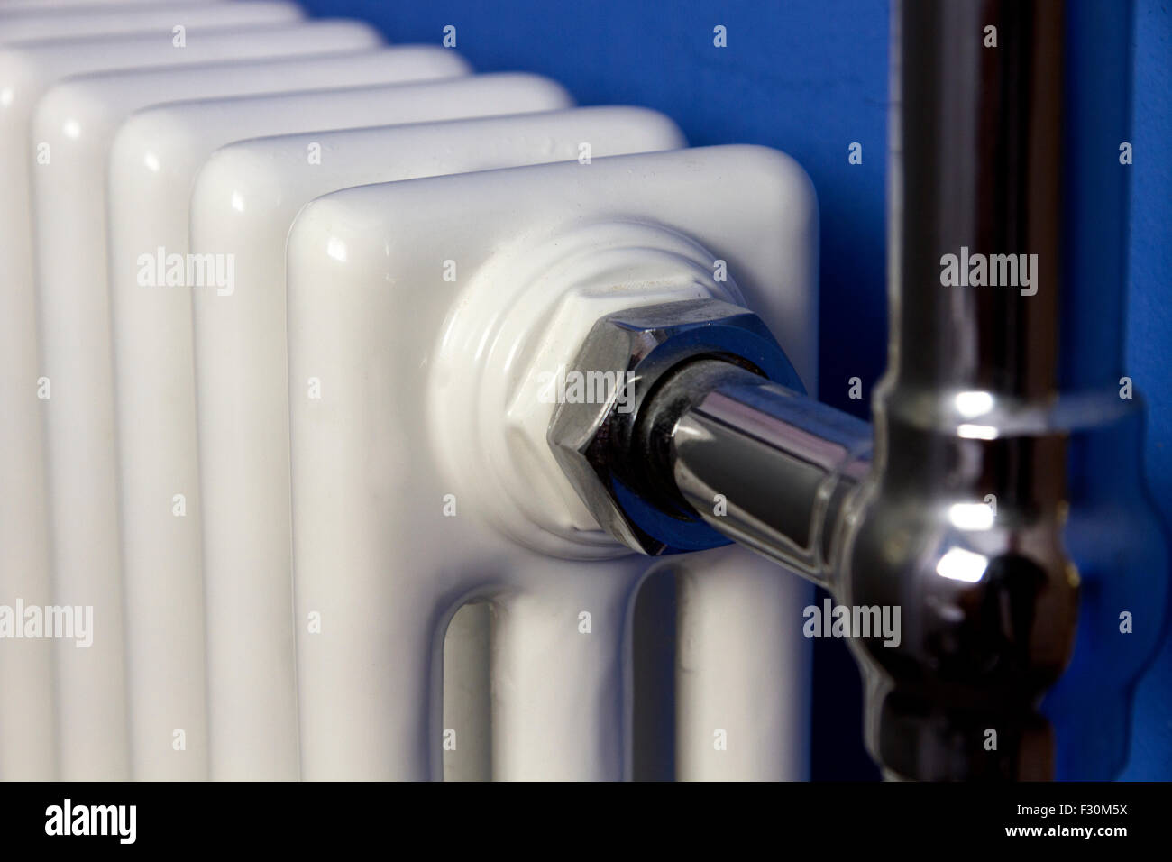 Old fashioned radiator heater hi-res stock photography and images - Alamy