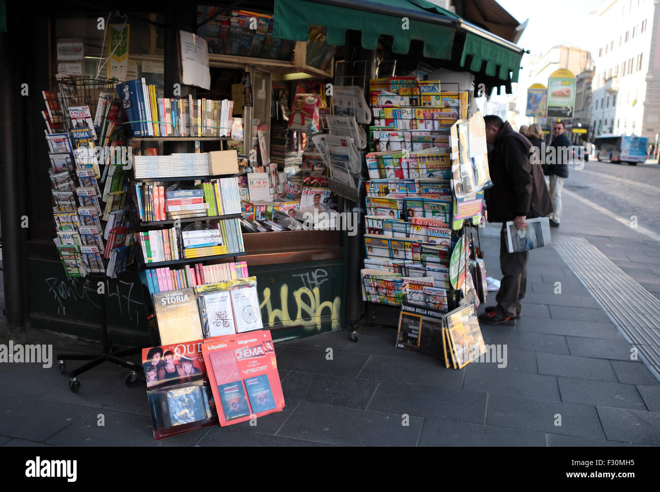 Newsagents magazine stall magazines hi-res stock photography and images ...