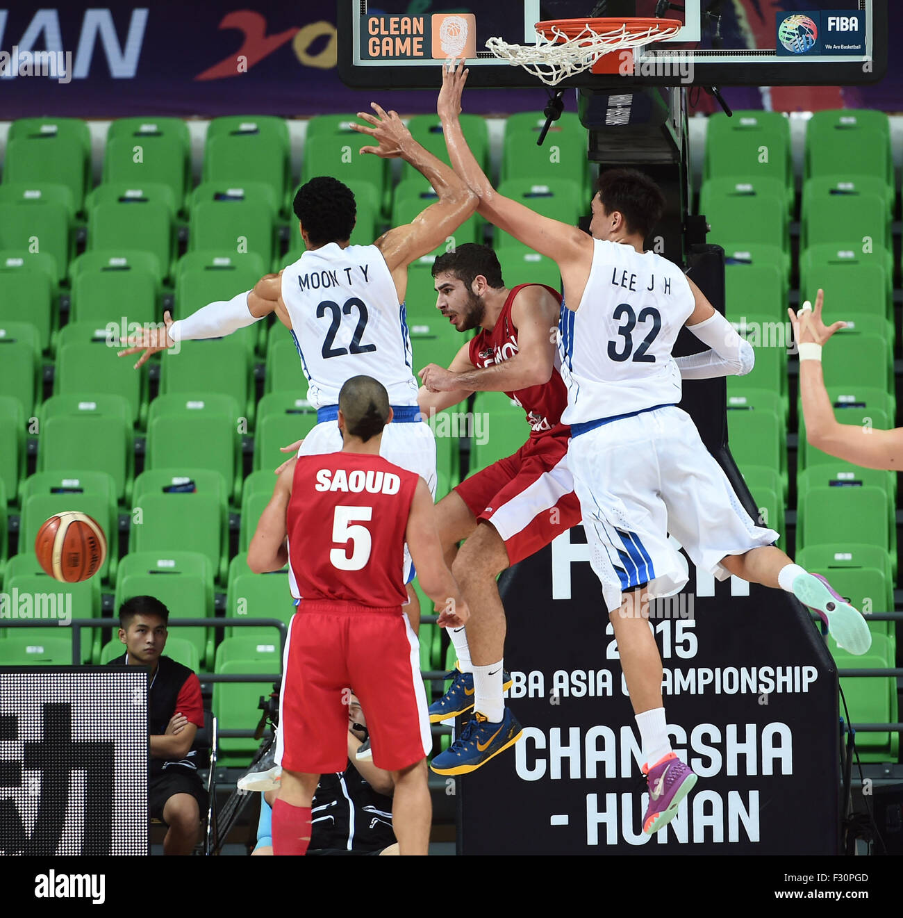 (150927) -- CHANGSHA, Sept. 27, 2015, (Xinhua) -- Joseph Aby Kheres (C ...