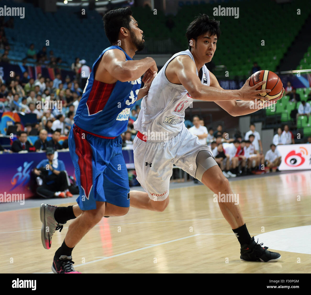 (150927) -- CHANGSHA, Sept. 27, 2015, (Xinhua) -- Joji Takeuchi (R) of ...