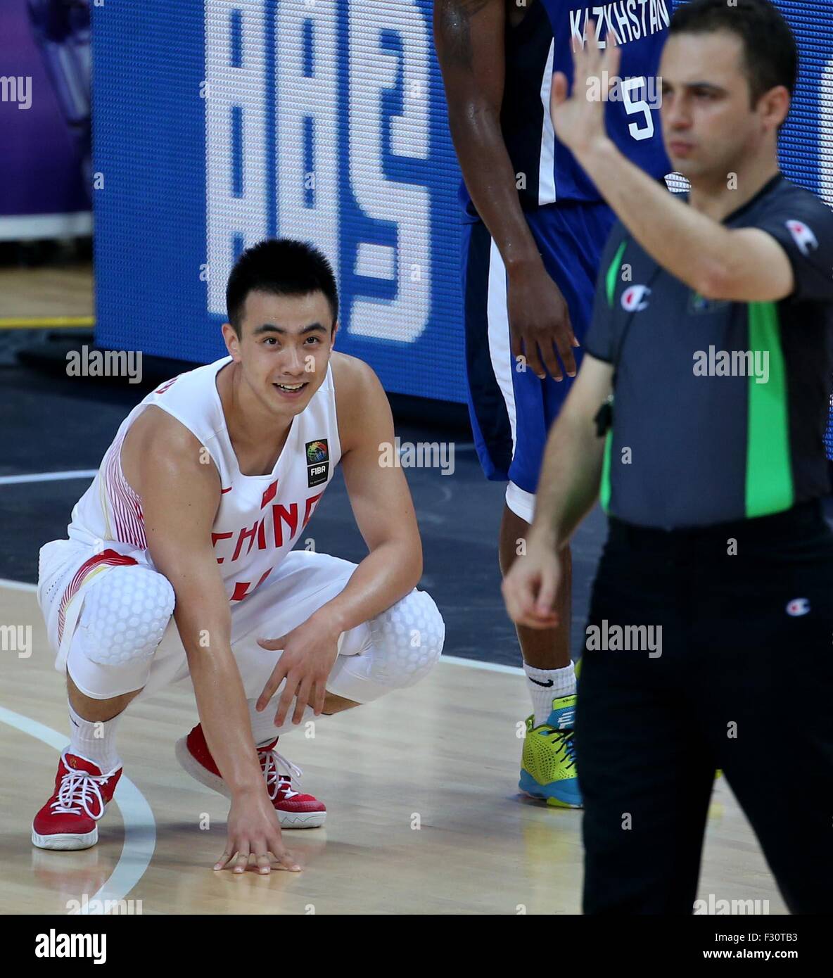 (150927) -- CHANGSHA, Sept. 27, 2015, (Xinhua) -- Zhao Jiwei (L) of ...