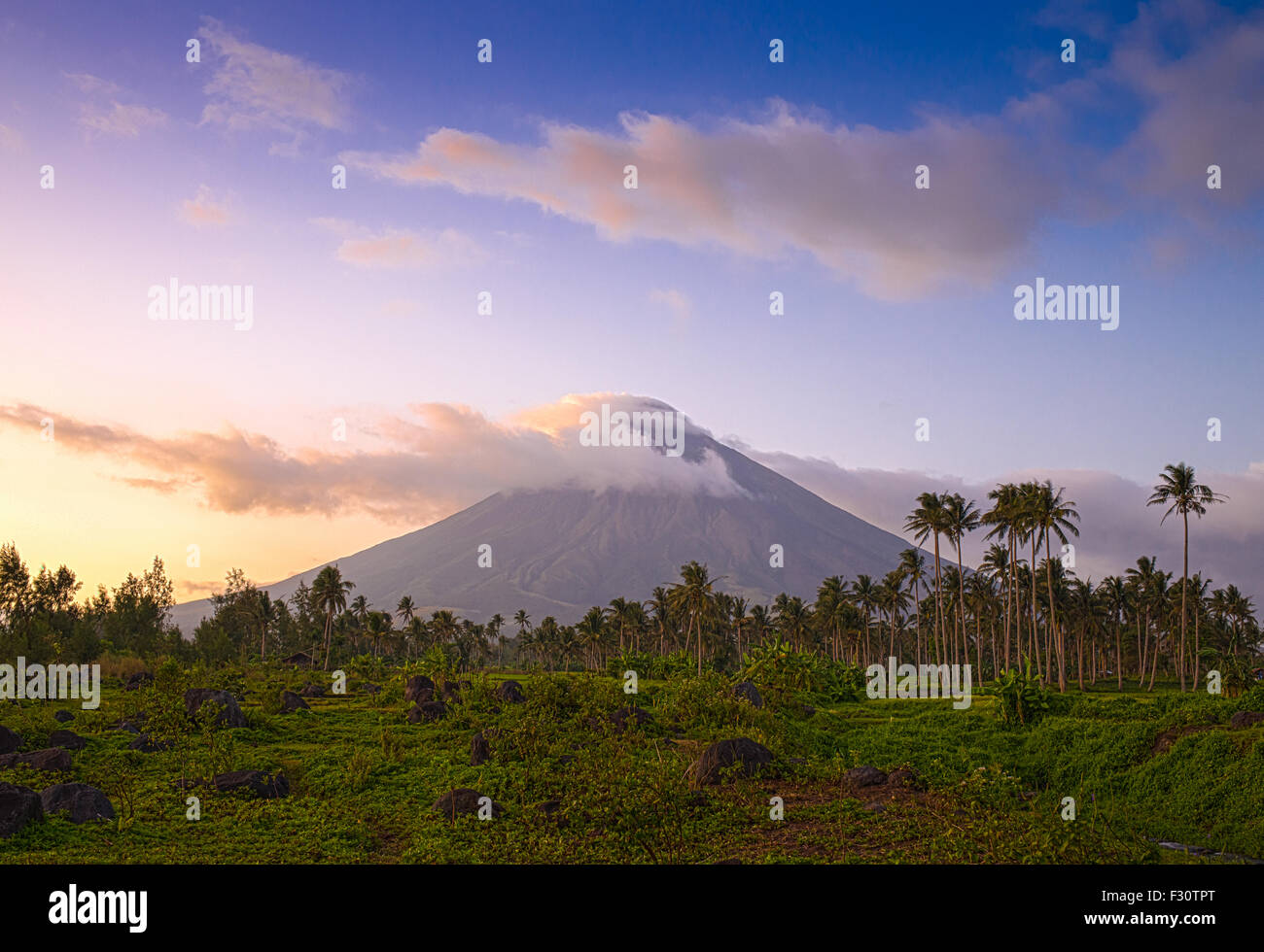 Vulcano Mount Mayon in the Philippines Stock Photo - Alamy