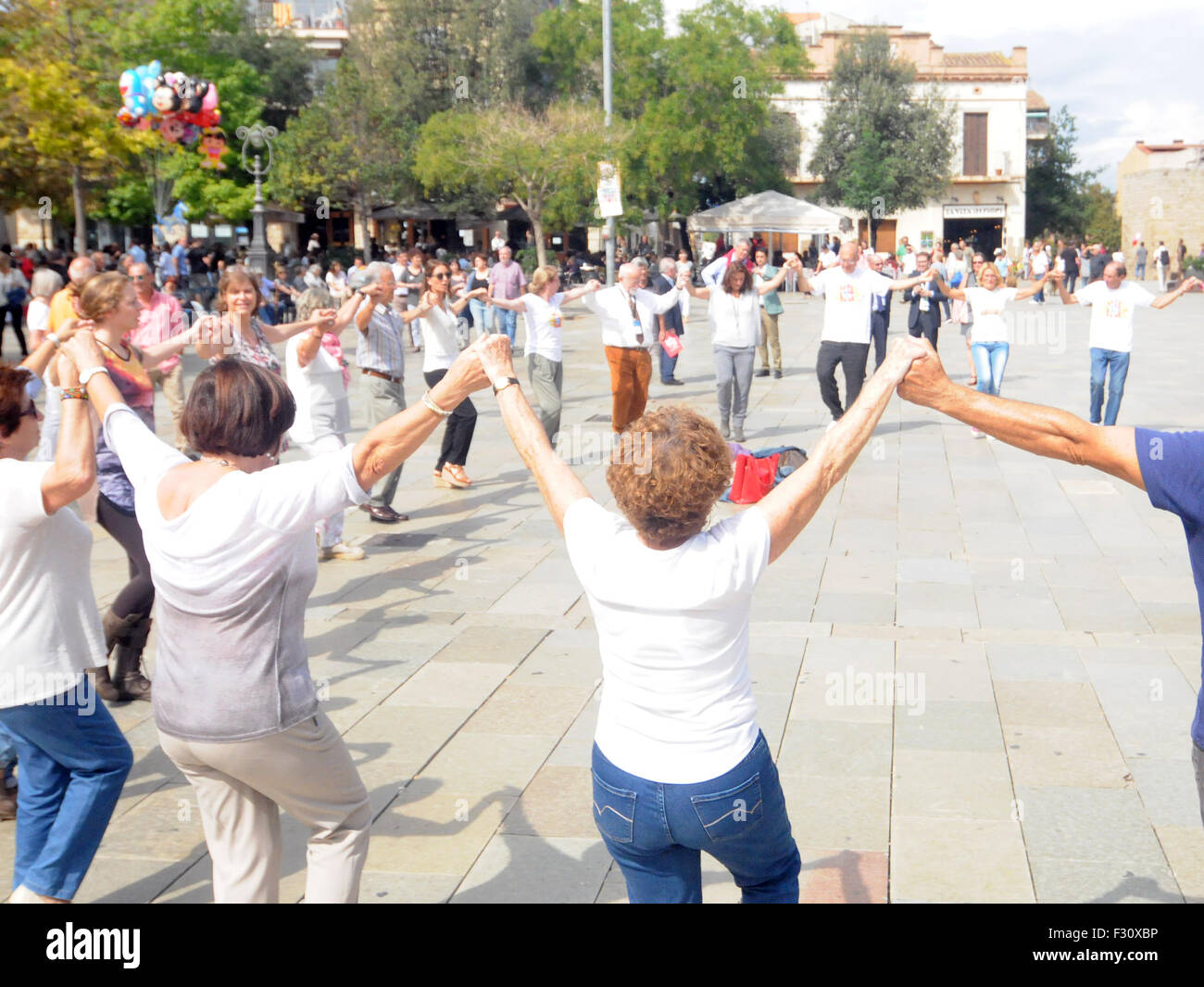 Barcelona, Spain. 27th Sep, 2015. Catalan traditional dance with ...