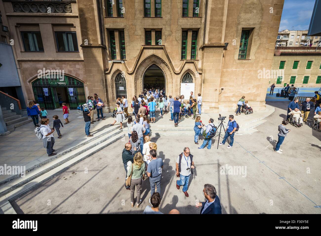 Voters queue in front hi-res stock photography and images - Alamy