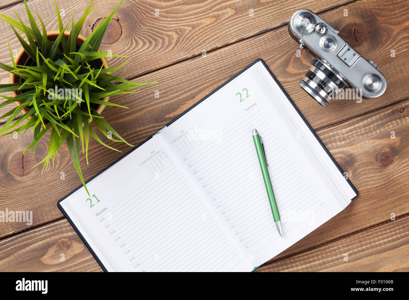 Office desk table with calendar notepad hi-res stock photography and ...