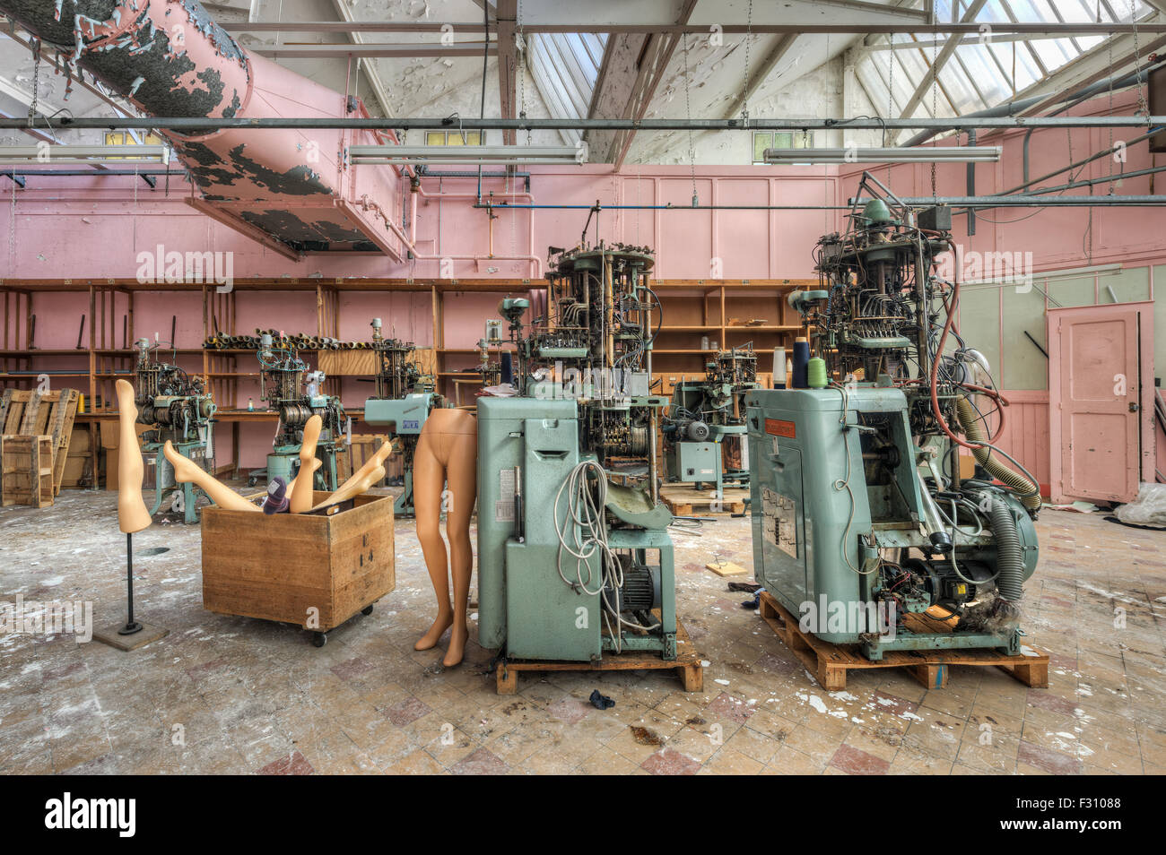 Knitting machines hi-res stock photography and images - Alamy