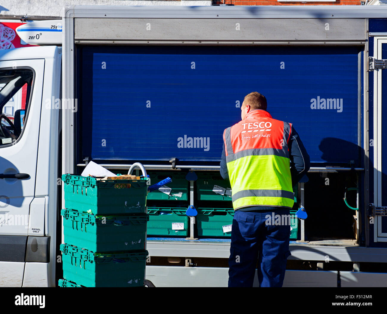 Unloading produce at grocery hi-res stock photography and images - Alamy