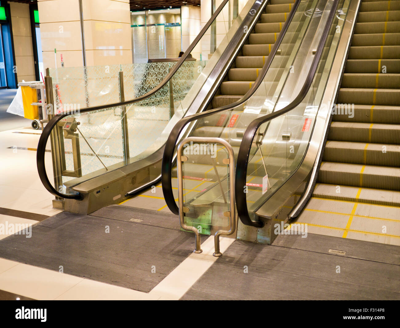 Empty escalator stairs hi-res stock photography and images - Alamy