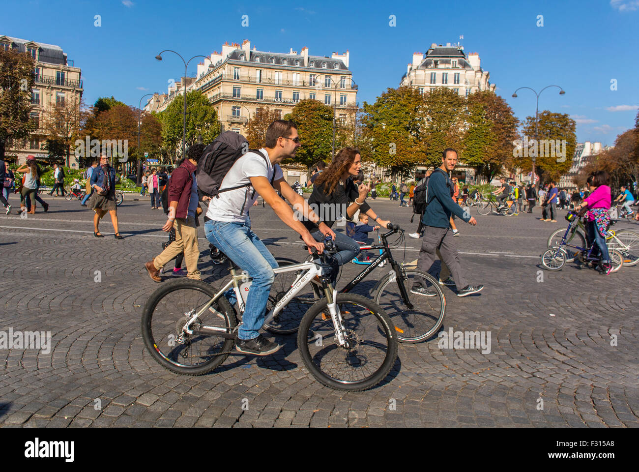 Student paris cycling hi-res stock photography and images - Alamy