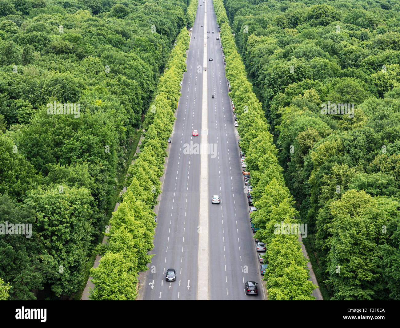 Road stretching from Victory Column, trees of park Tiergarten, seen ...