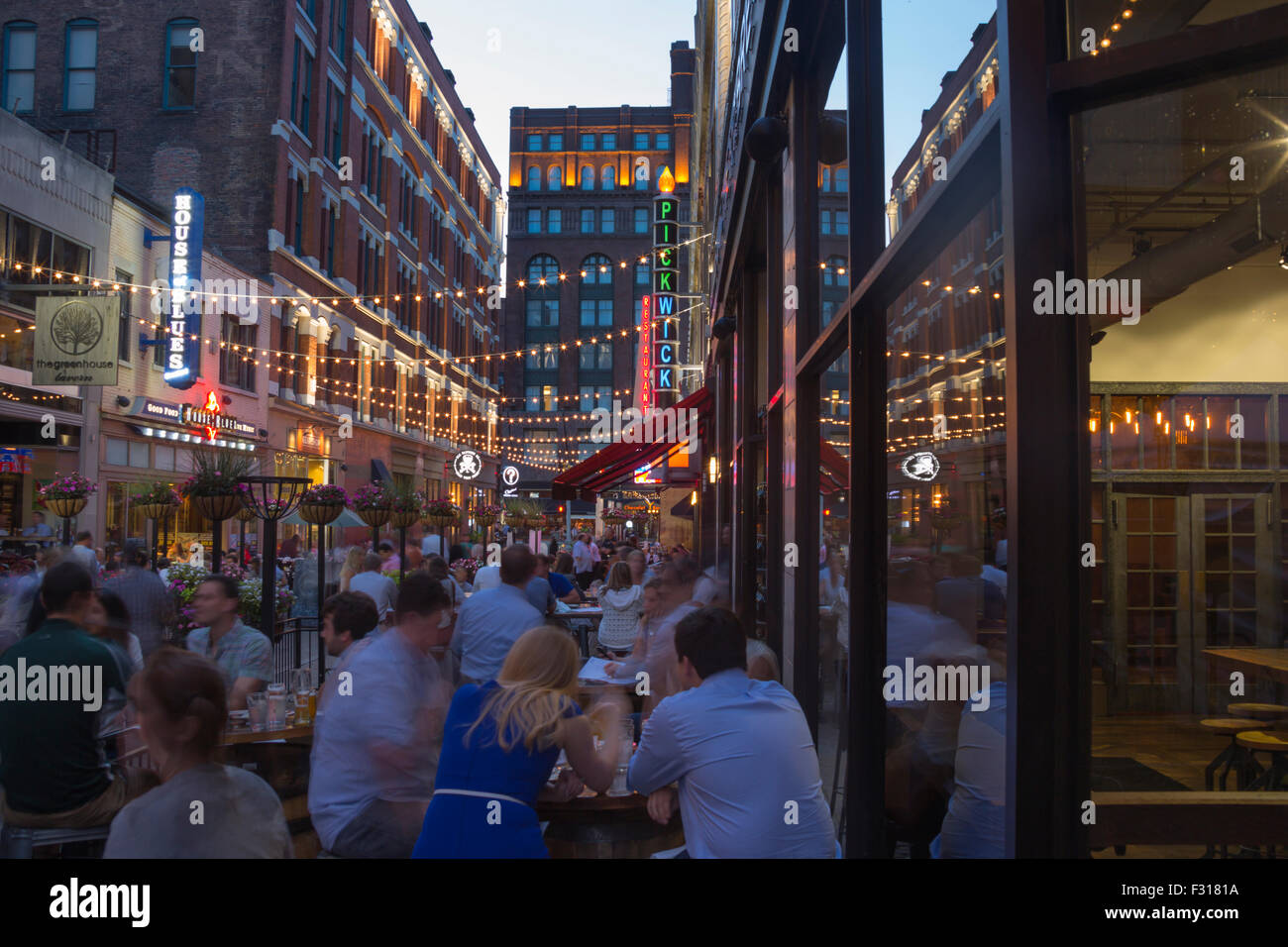 Cleveland outdoor cafes hi-res stock photography and images - Alamy