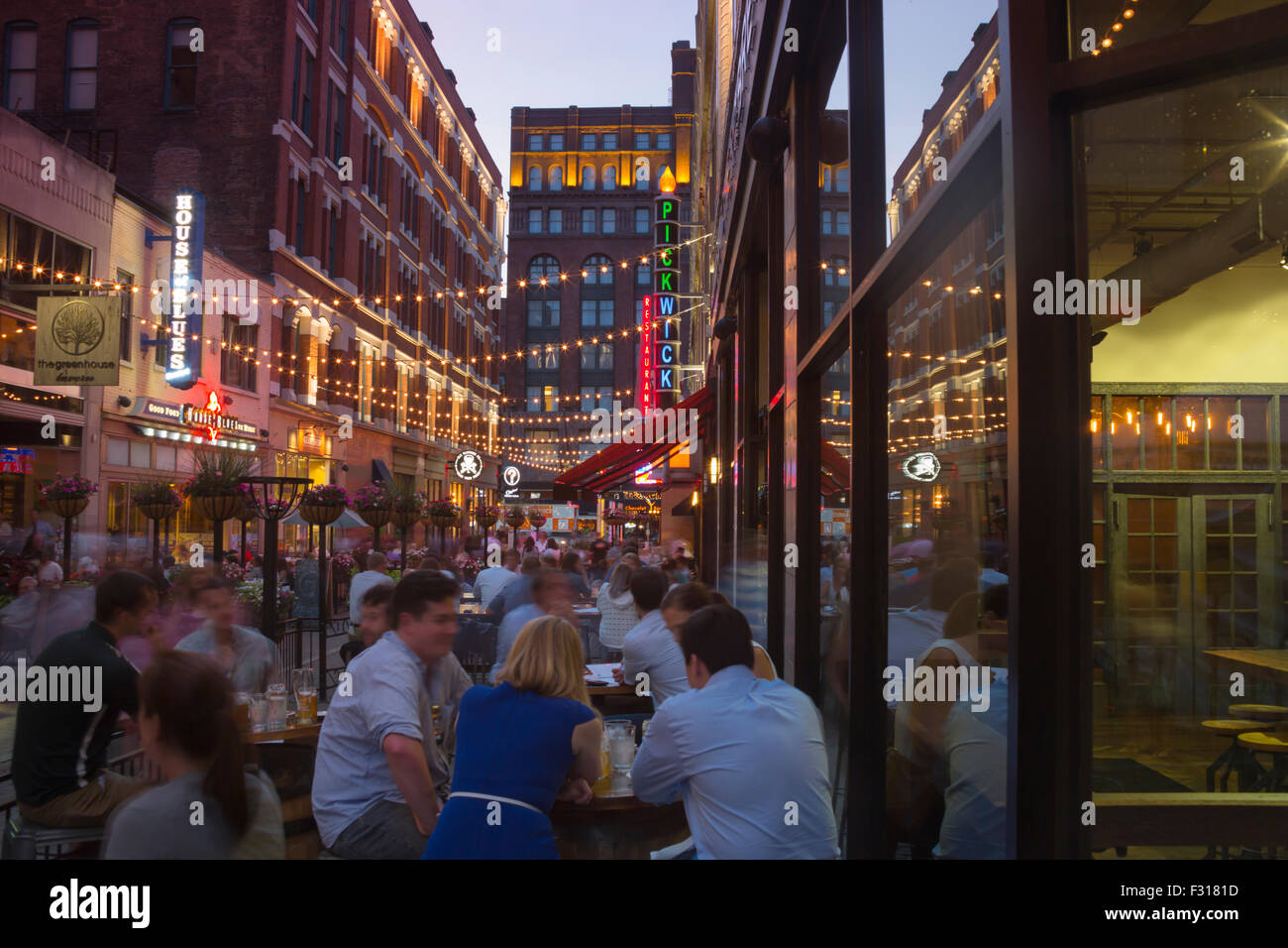 Cleveland outdoor cafes hi-res stock photography and images - Alamy