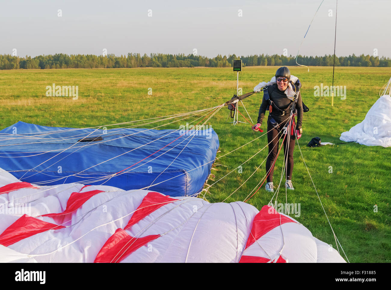 Female parachute jumper landing hi-res stock photography and images - Alamy
