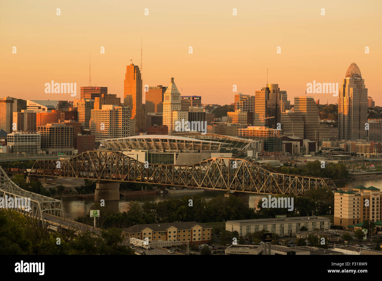 OHIO RIVER BRIDGES DOWNTOWN CINCINNATI OHIO SKYLINE FROM COVINGTON ...