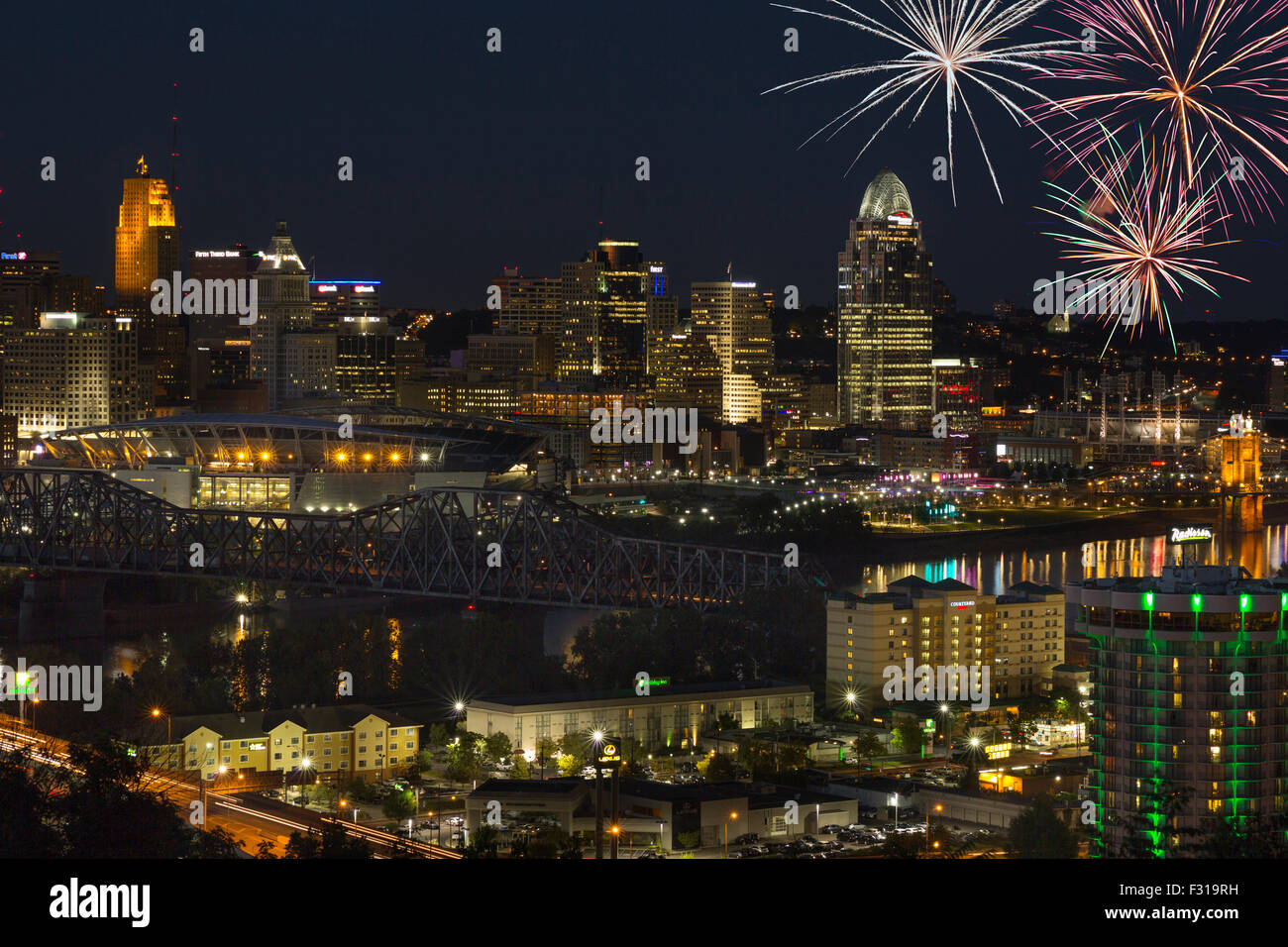 OHIO RIVER BRIDGES CINCINNATI OHIO SKYLINE FROM COVINGTON KENTUCKY USA ...