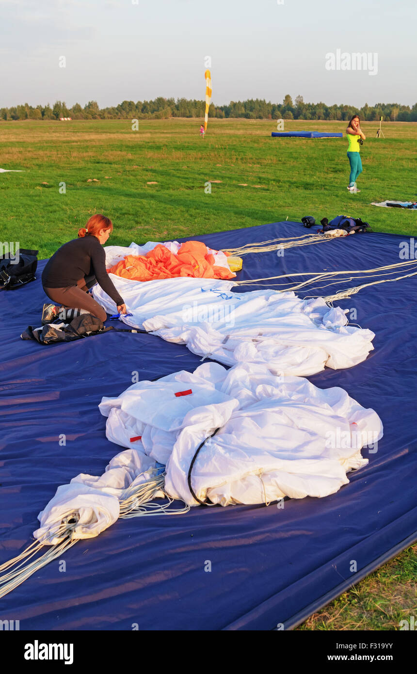 Parachutists - 2014. Packing of parachutes Stock Photo - Alamy
