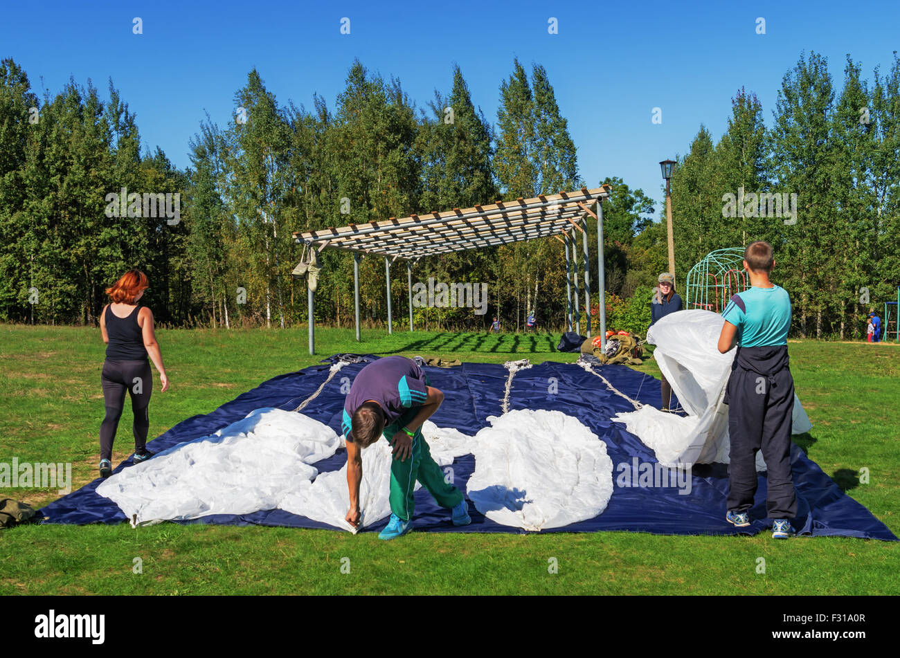 Silk parachutes hi-res stock photography and images - Alamy
