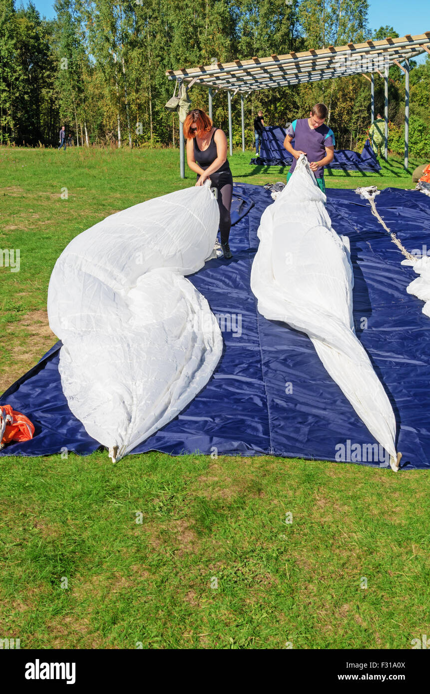Parachutists - 2014. Packing of parachutes Stock Photo - Alamy