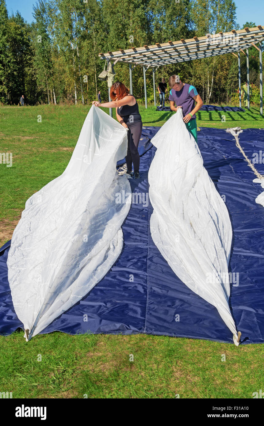 Parachutists - 2014. Packing of parachutes Stock Photo - Alamy
