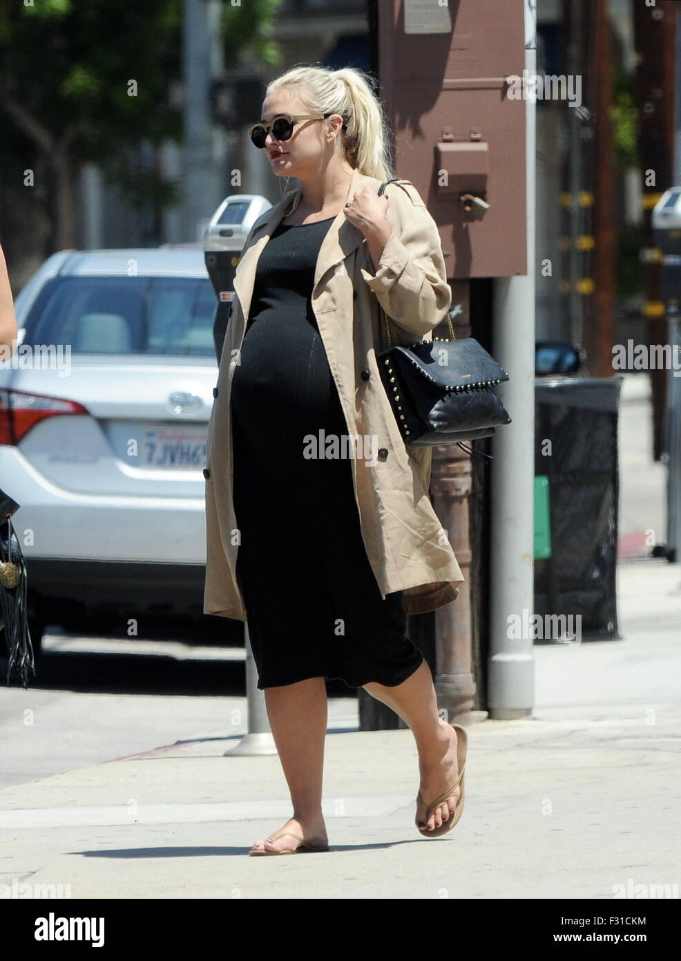Pregnant Ashlee Simpson gets a passionate kiss from her husband Evan ...