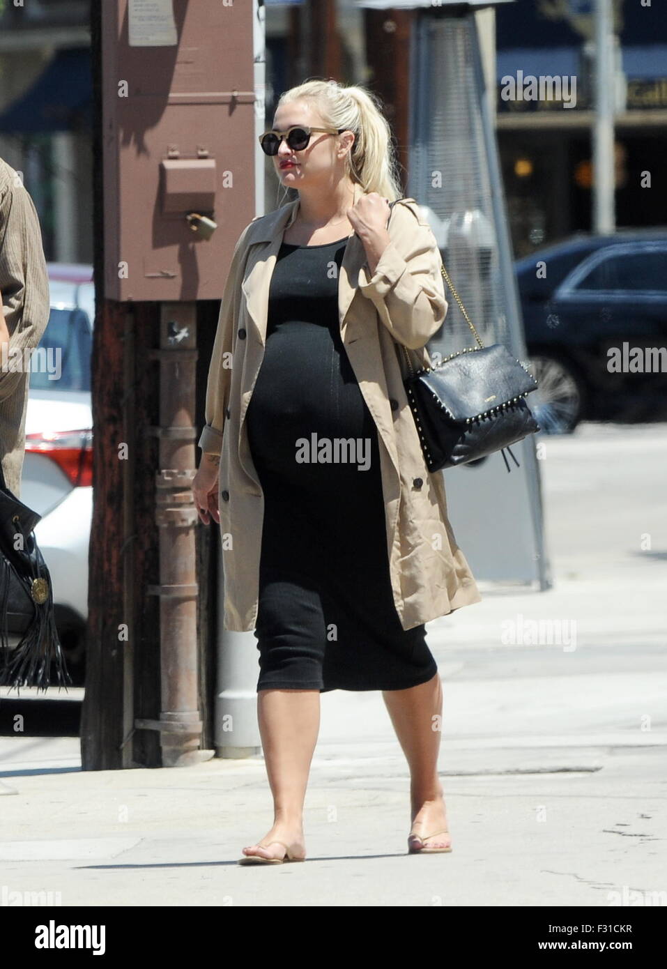Pregnant Ashlee Simpson gets a passionate kiss from her husband Evan ...