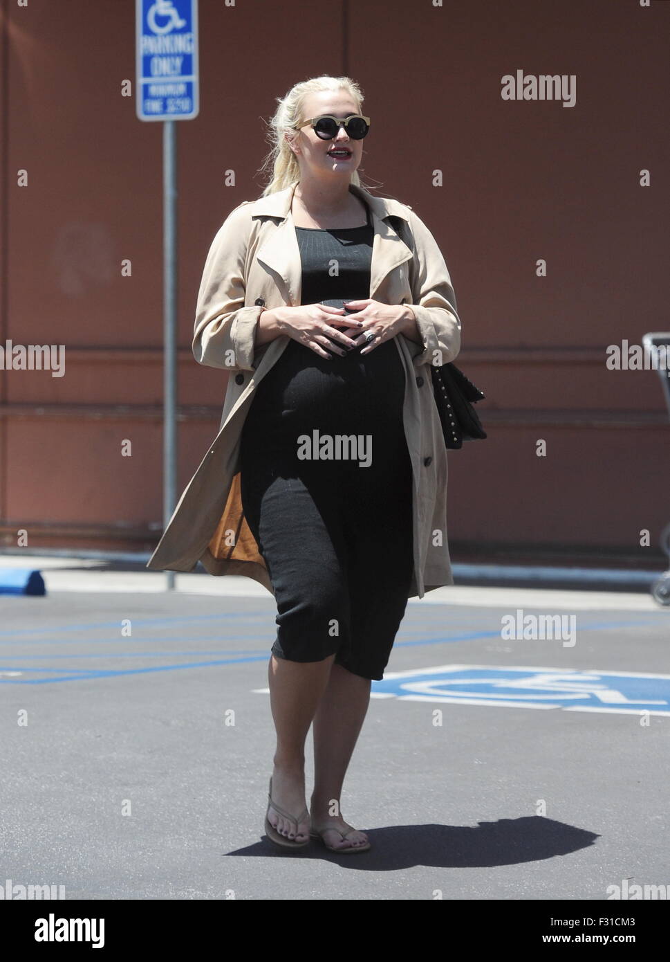 Pregnant Ashlee Simpson gets a passionate kiss from her husband Evan ...