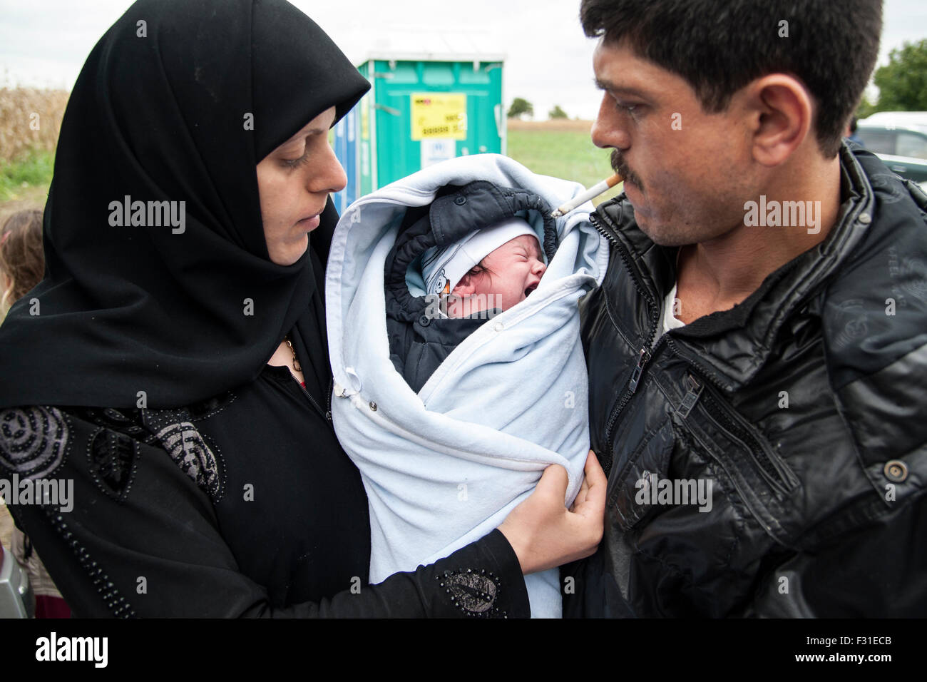 Bapska, Croatia. 23rd Sep, 2015. Refugee parents with their crying ...