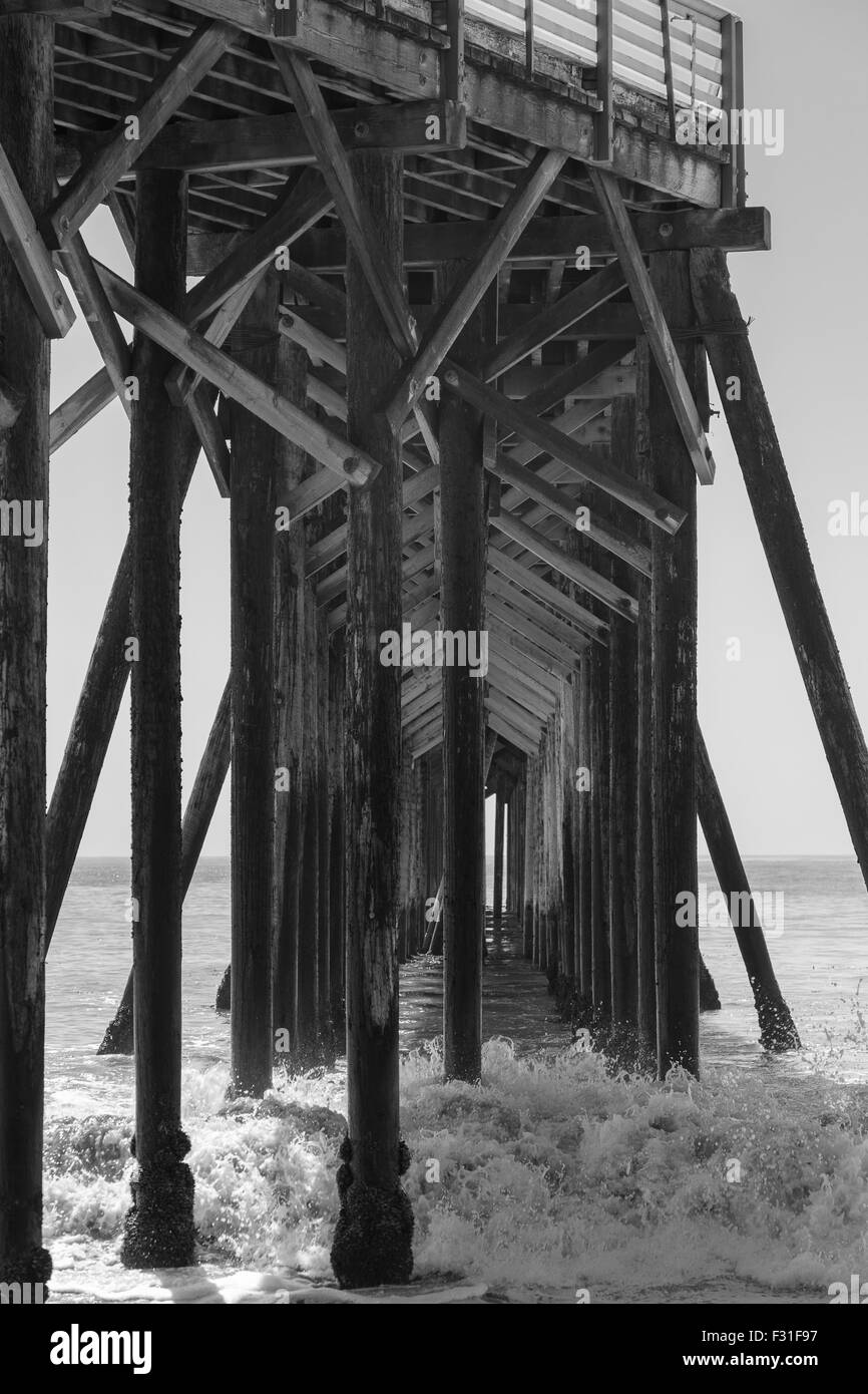 View crashing white waves Black and White Stock Photos & Images - Alamy