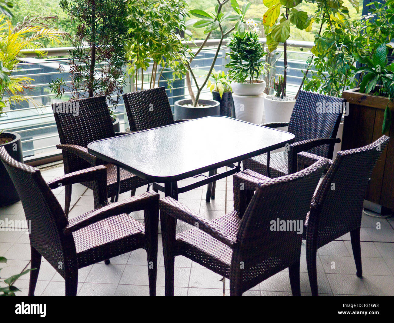 Table with modern seating hi-res stock photography and images - Alamy