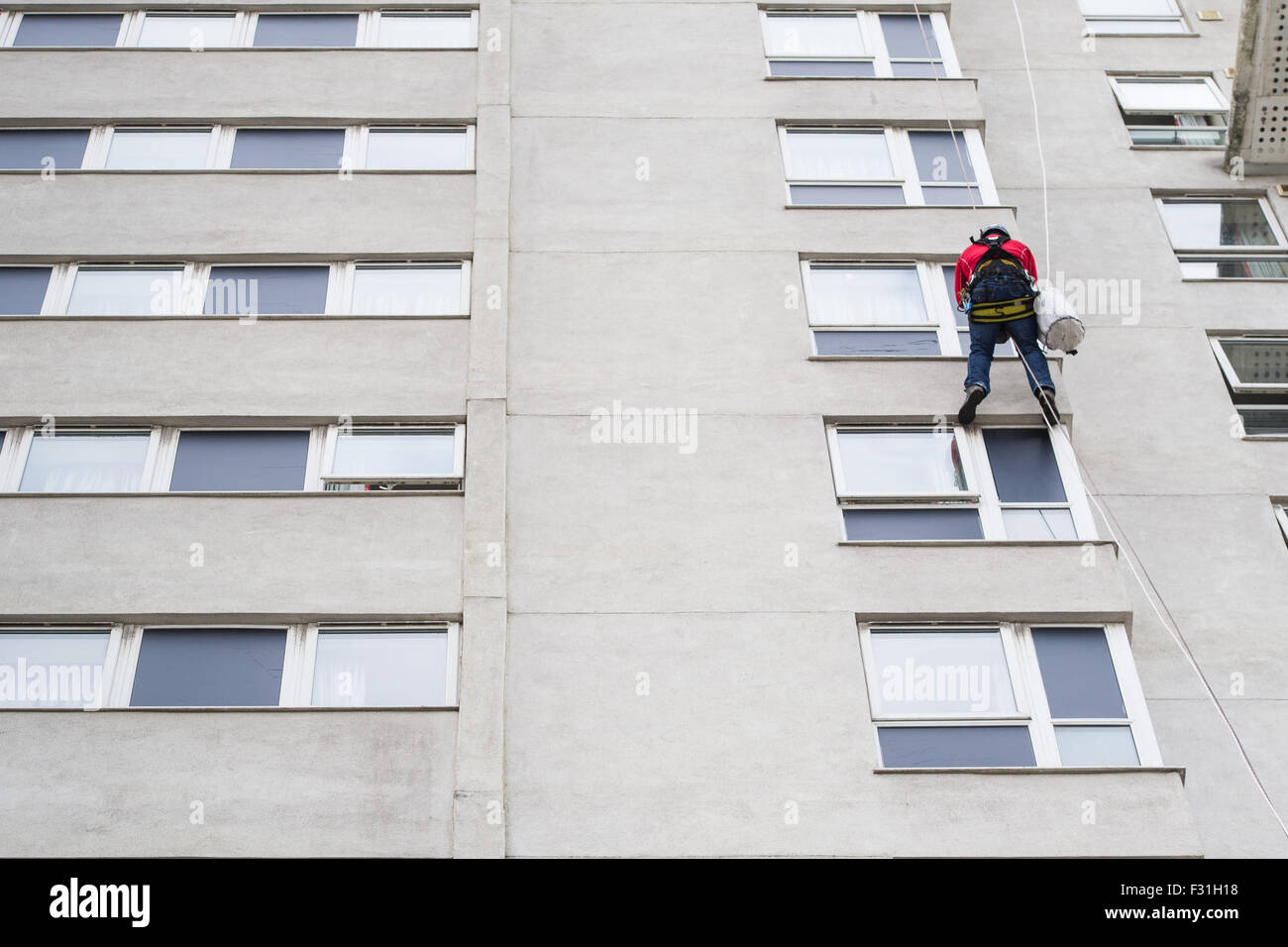 Abseiling down building hi-res stock photography and images - Alamy