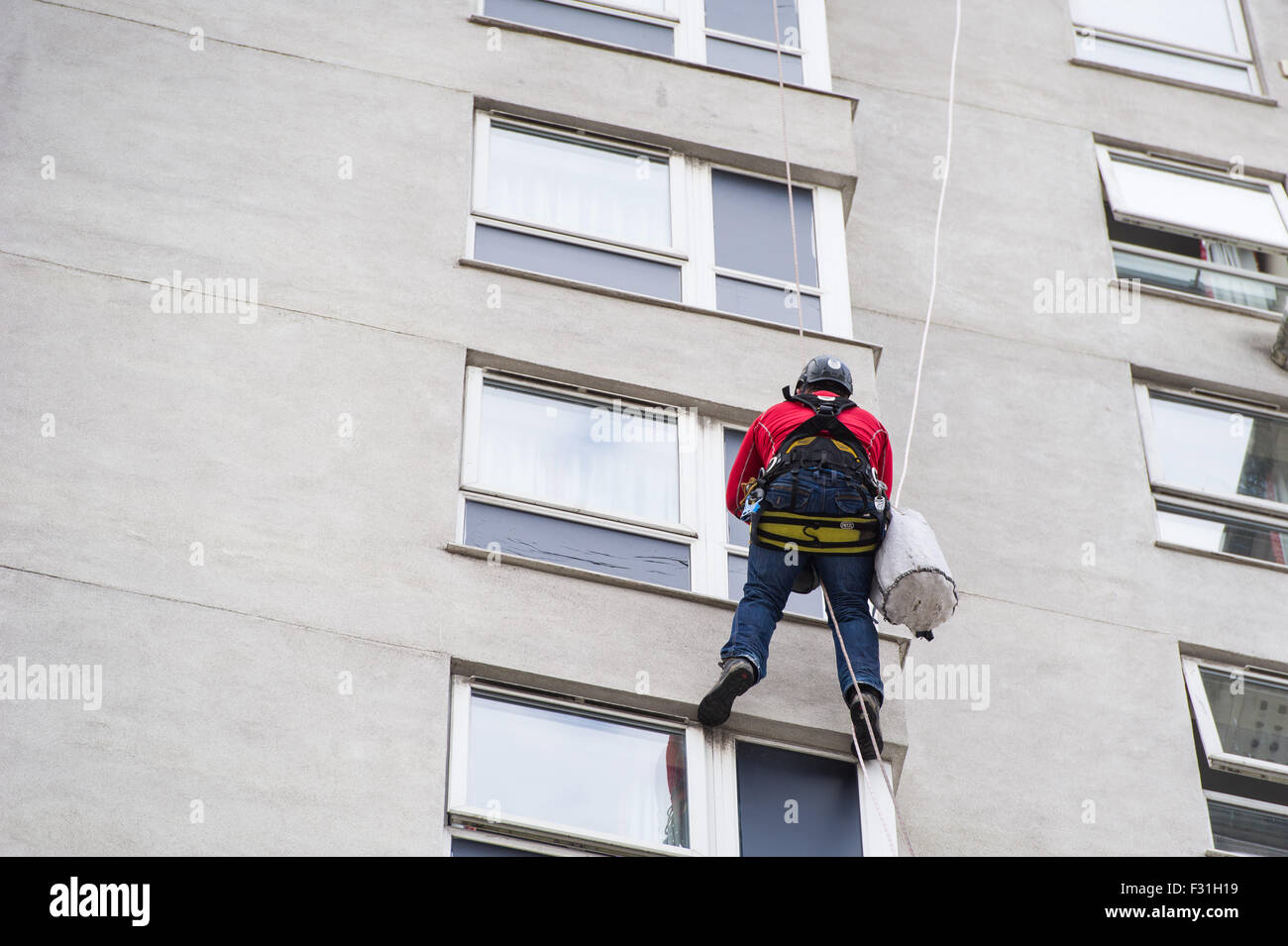 Abseiling down building hi-res stock photography and images - Alamy