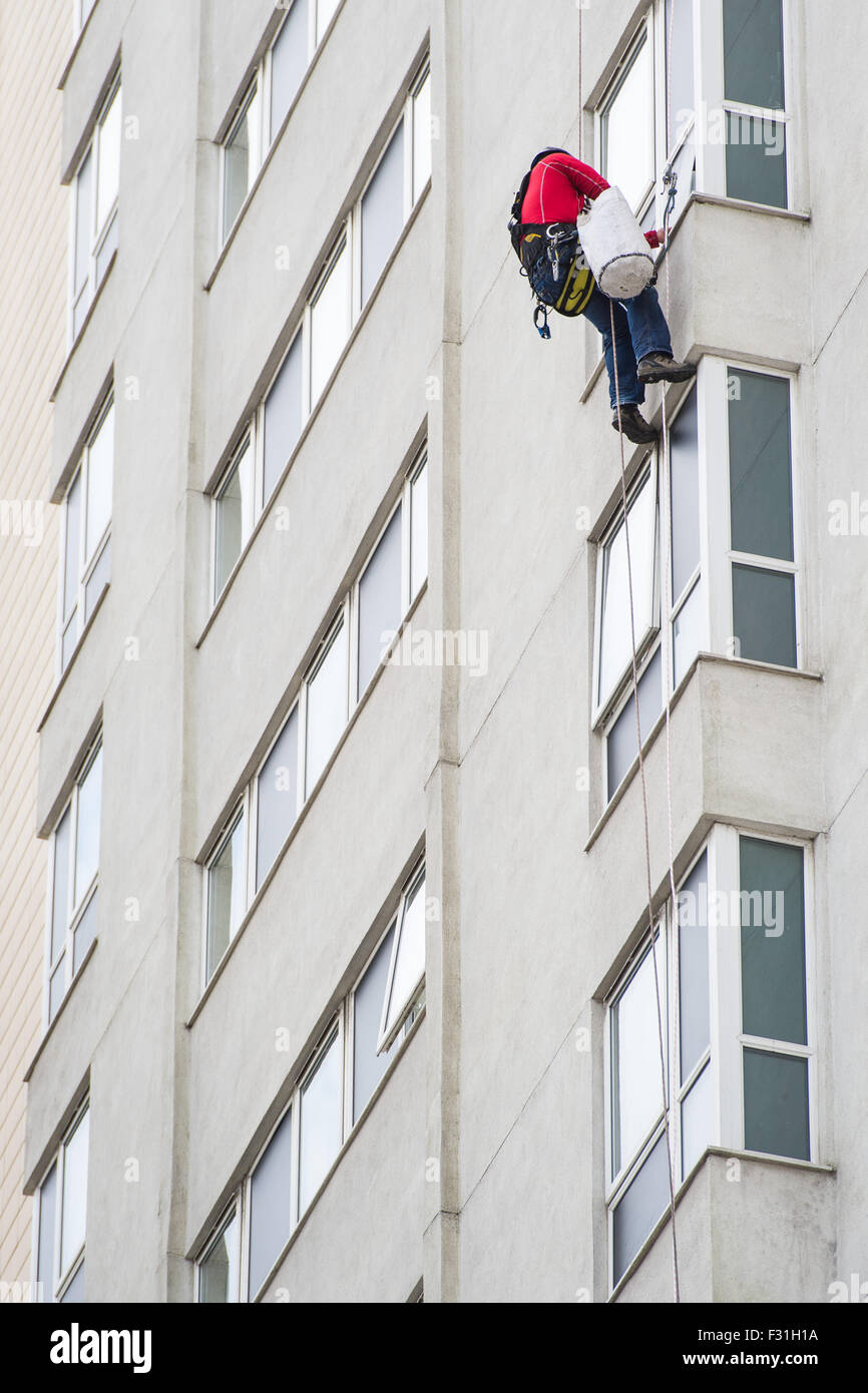 Abseiling down windows hi-res stock photography and images - Alamy