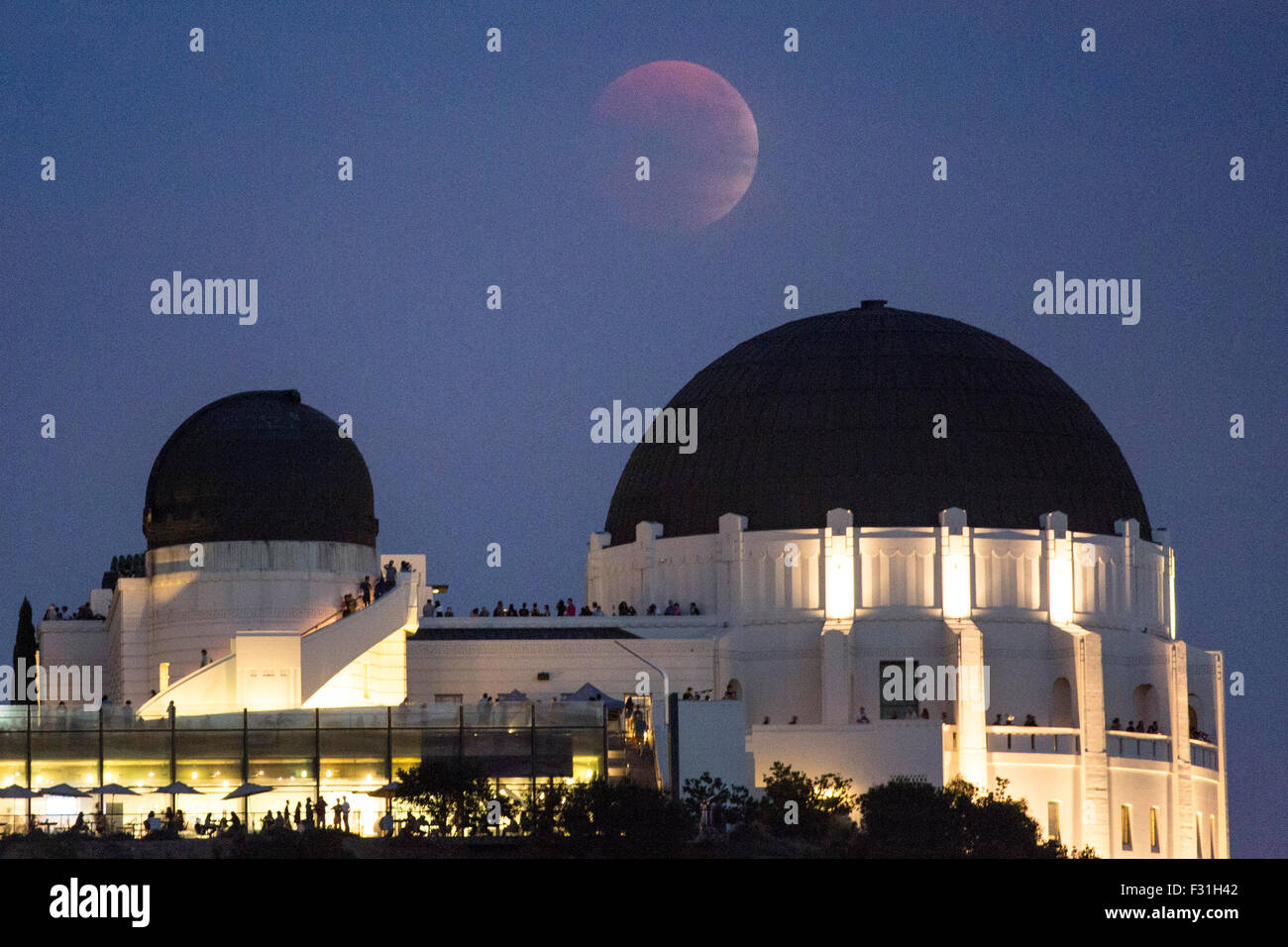 Los Angeles, CA, USA. 27th Sep, 2015. The eclipsed blood red moon rises ...