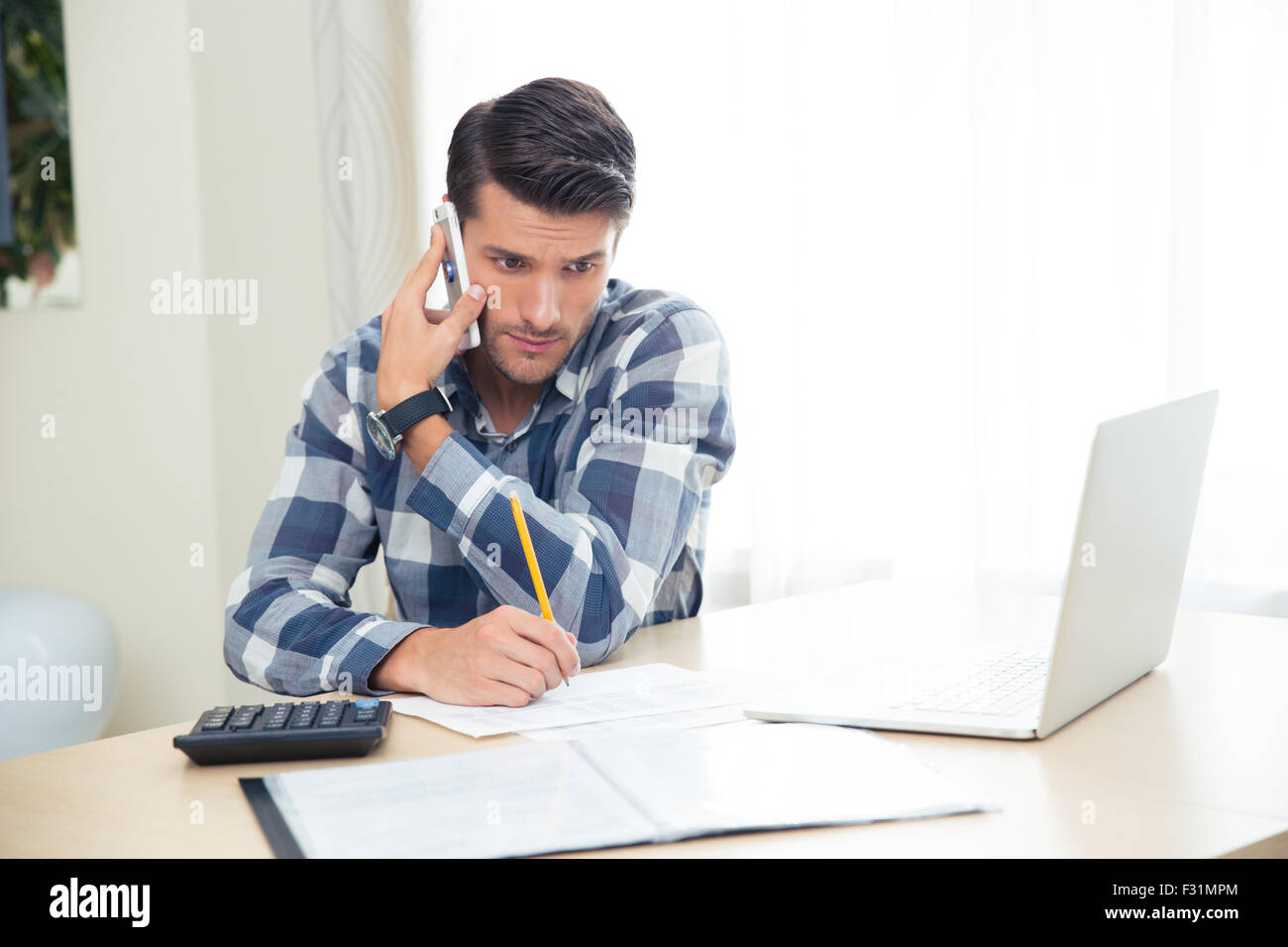 Man smartphone making notes hi-res stock photography and images - Alamy