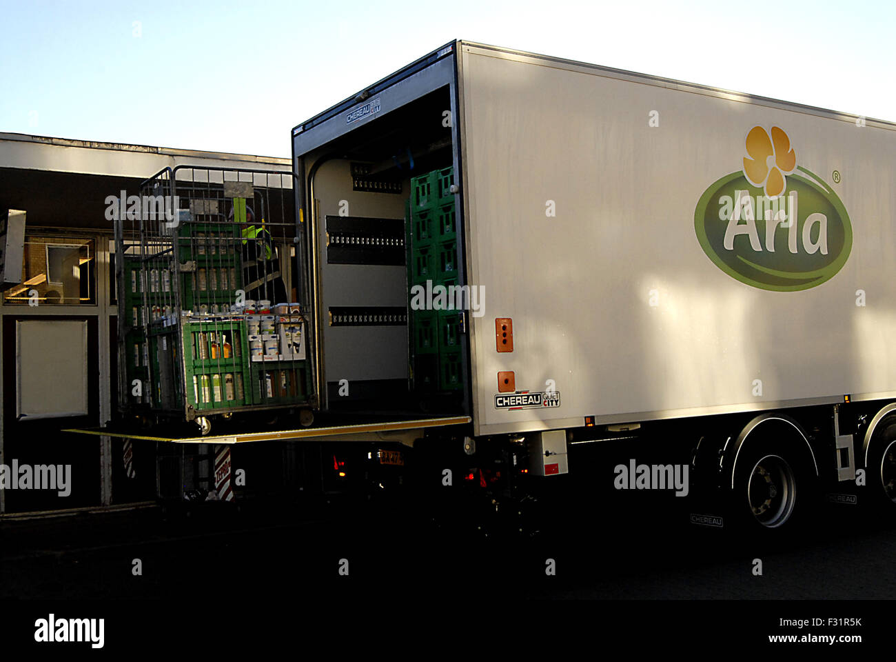 Copenhagen, Denmark. 28th September, 2015. A Man delivers food from ...