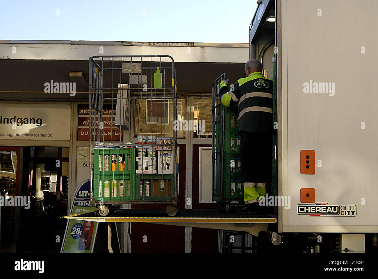 Copenhagen, Denmark. 28th September, 2015. A Man delivers food from ...