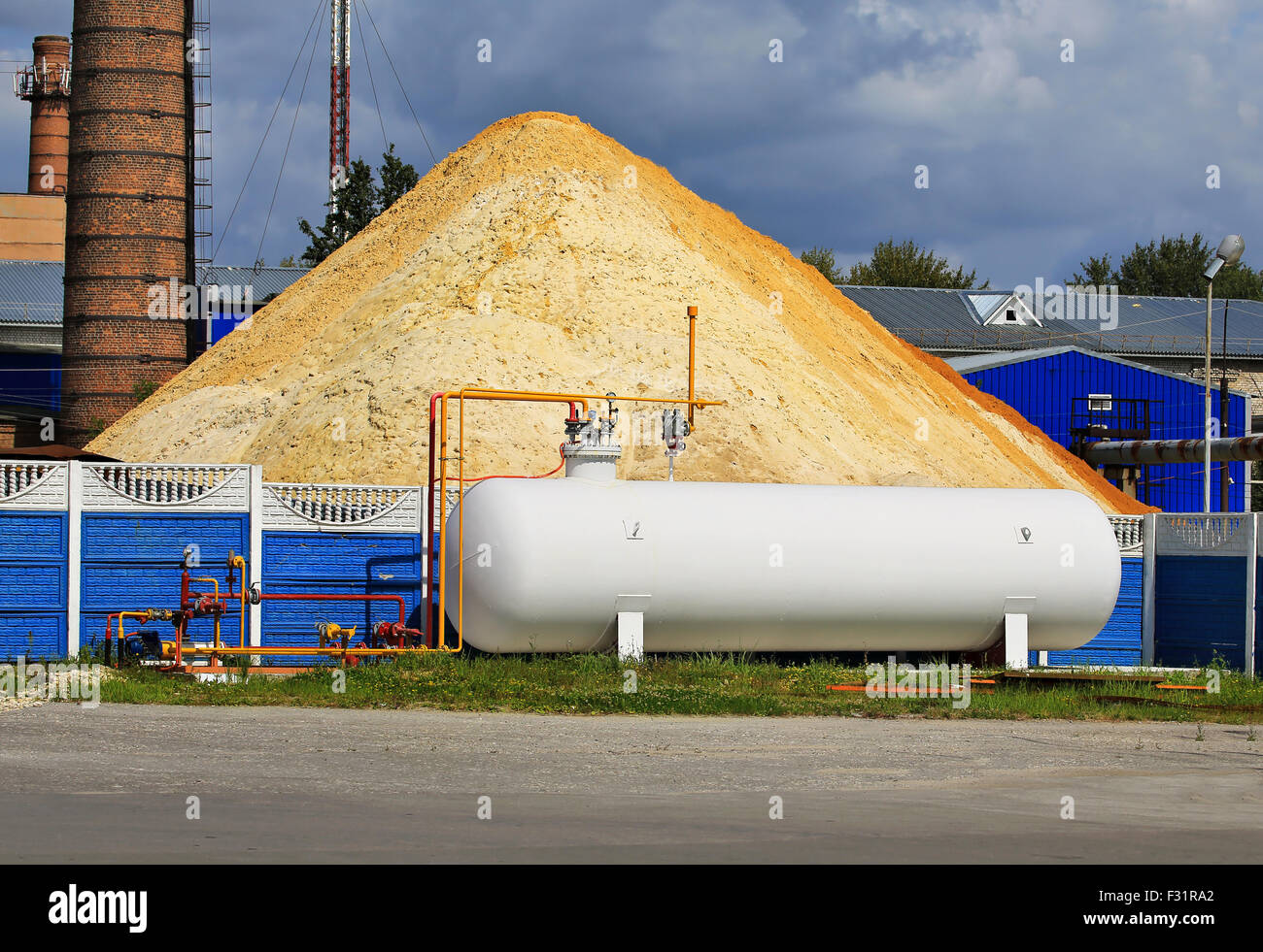 Gas storage tanks hi-res stock photography and images - Alamy