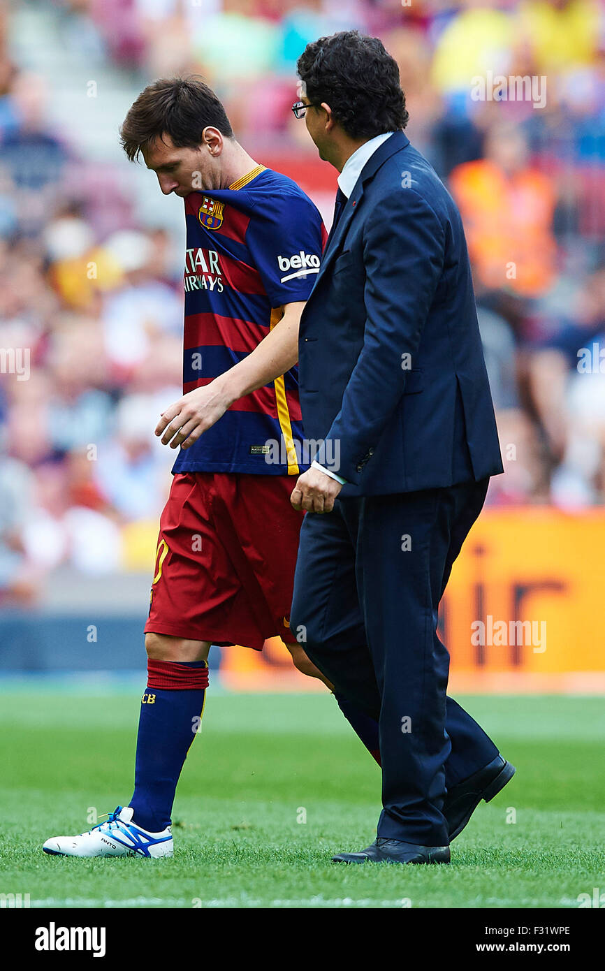 Lionel Messi (FC Barcelona) leave the pitch after his injury with Dr ...