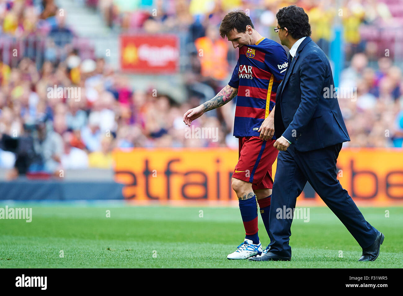 Lionel Messi (FC Barcelona) leave the pitch after his injury with Dr ...