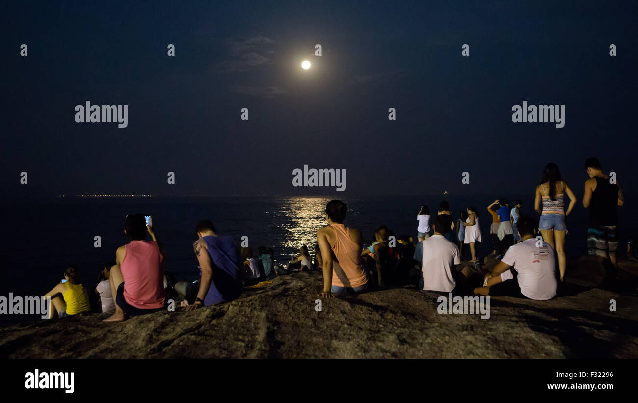 Rio De Janeiro, Brazil. 27th Sep, 2015. People watch the rising "super ...