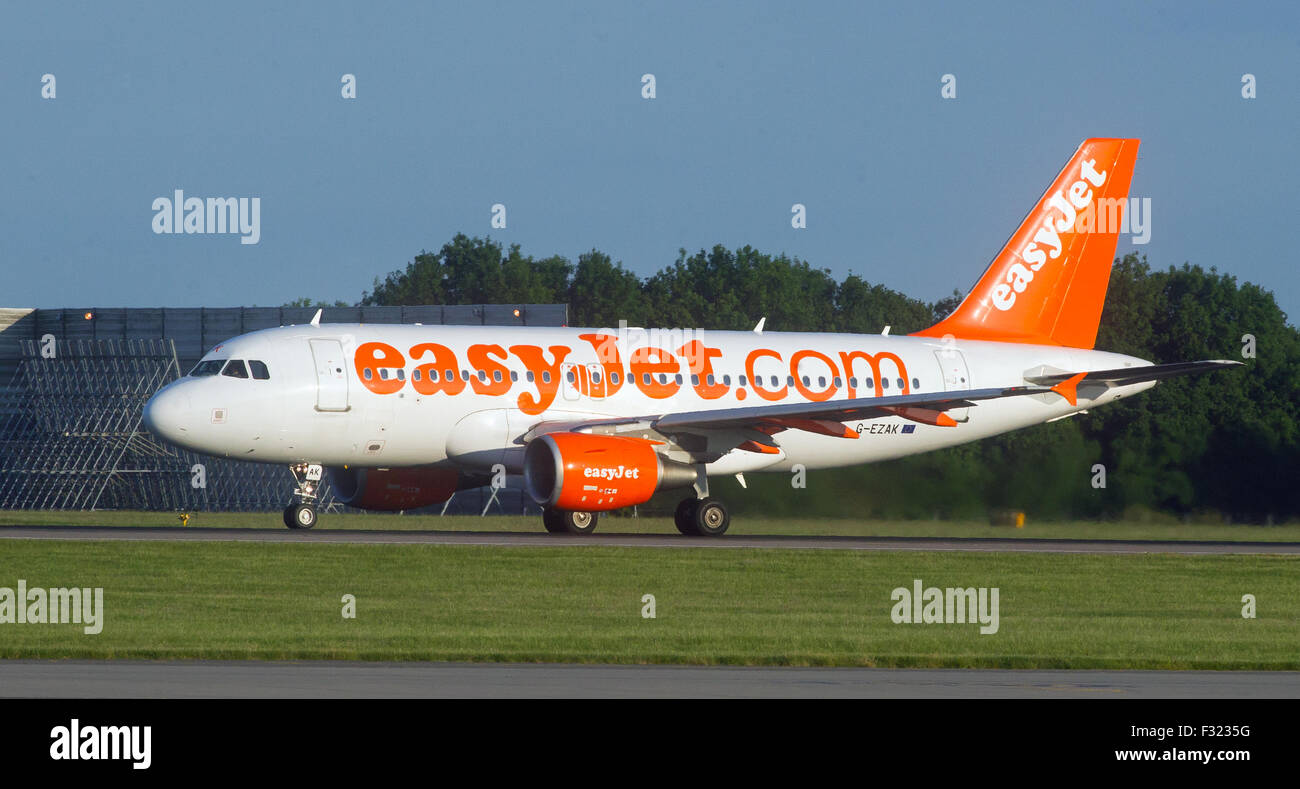 Easyjet on runway hi-res stock photography and images - Alamy