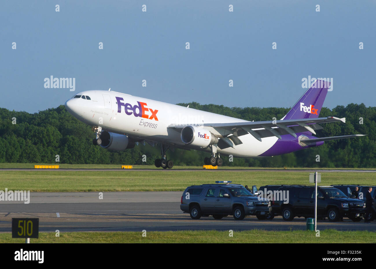 Fedex cargo hi-res stock photography and images - Alamy