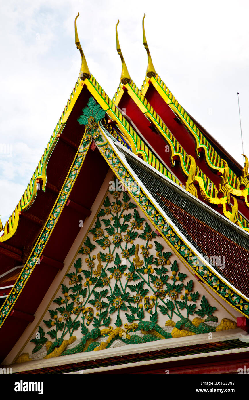 Gold pyramid house hi-res stock photography and images - Alamy